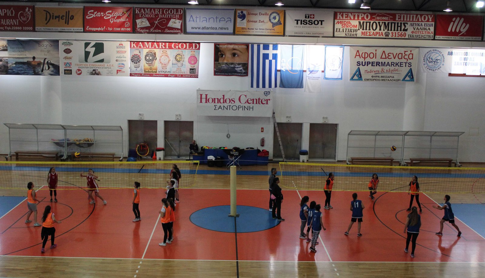 ΑΘΛΟΠΑΙΔΙΕΣ ΣΧΟΛΕΙΩΝ ΣΤΟ ΚΛΕΙΣΤΟ ΓΥΜΝΑΣΤΗΡΙΟ – Santonews