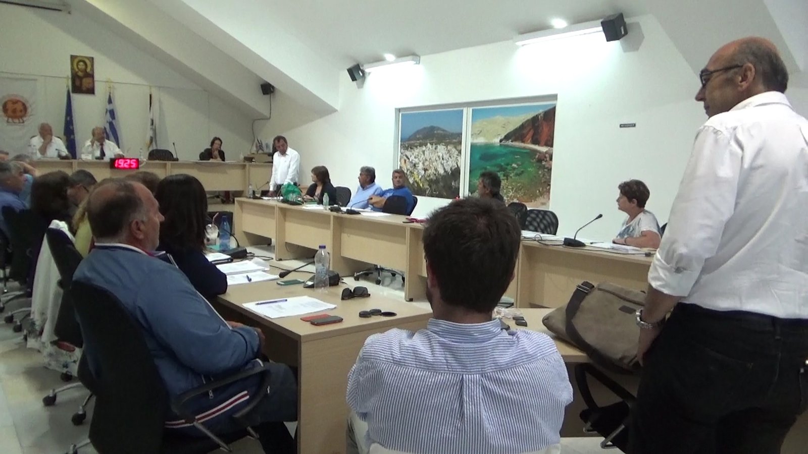 ΜΑΖΙΚΗ ΚΑΤΑΓΓΕΛΙΑ ΓΙΑ ΤΟ ΦΙΑΣΚΟ ΤΟΥ ΔΗΜΟΤΙΚΟΥ ΣΥΜΒΟΥΛΙΟΥ – Santonews