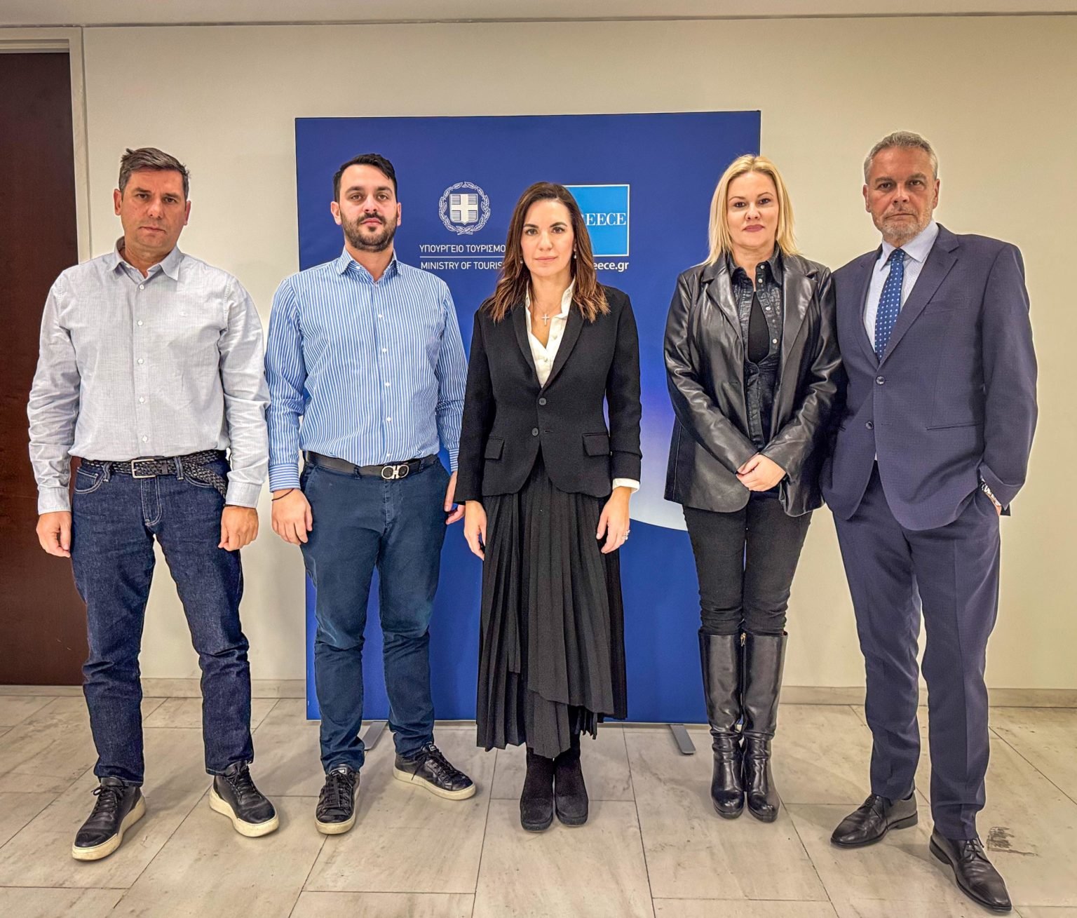 Συνάντηση της ‘Ολγας Κεφαλογιάννη με την Ένωση Ξενοδόχων Σαντορίνης και ...